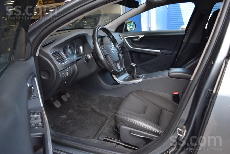 Pelēks Volvo V60 2016 Rīga, ar dzinēja tilpumu 2.00 L un nobraukumu 177 tūkst. km par 7500 €, foto 4 vietnē AUTOMOTO.COM.LV