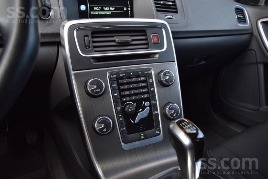 Pelēks Volvo V60 2016 Rīga, ar dzinēja tilpumu 2.00 L un nobraukumu 177 tūkst. km par 7500 €, foto 6 vietnē AUTOMOTO.COM.LV