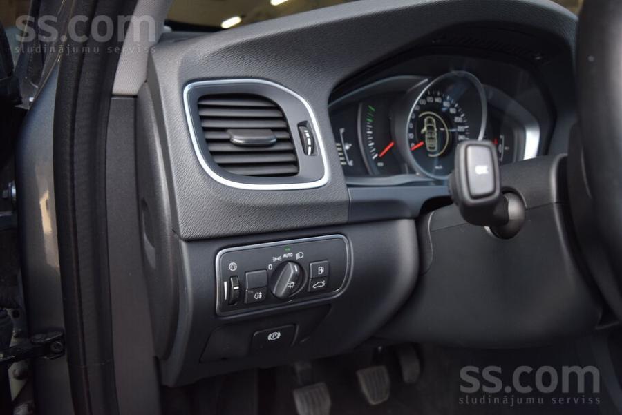 Pelēks Volvo V60 2016 Rīga, ar dzinēja tilpumu 2.00 L un nobraukumu 177 tūkst. km par 7500 €, foto 12 vietnē AUTOMOTO.COM.LV