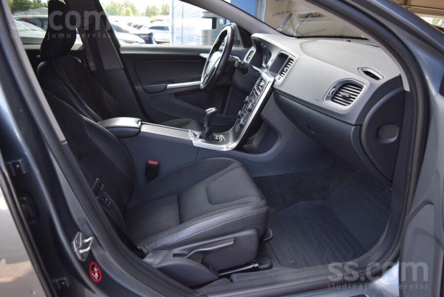Pelēks Volvo V60 2016 Rīga, ar dzinēja tilpumu 2.00 L un nobraukumu 177 tūkst. km par 7500 €, foto 13 vietnē AUTOMOTO.COM.LV