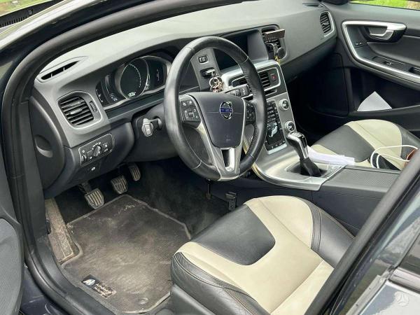 Grey Volvo V60 2016 in Vilnius, with an engine capacity of 2.00 L and mileage of 350 thousand km for 6500 €, photo 7 on AUTOMOTO.COM.LV