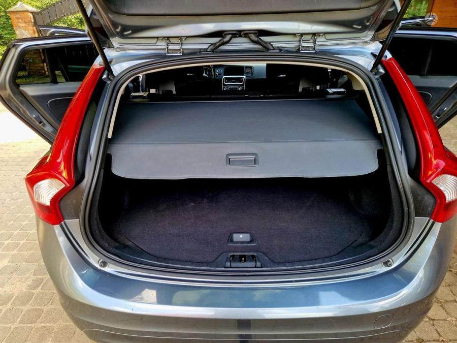 Grey Volvo V60 2016 in Kaunas, with an engine capacity of 1.97 L and mileage of 0 thousand km for 5999 €, photo 17 on AUTOMOTO.COM.LV