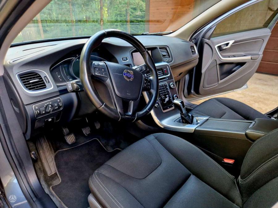 Grey Volvo V60 2016 in Kaunas, with an engine capacity of 1.97 L and mileage of 0 thousand km for 5999 €, photo 22 on AUTOMOTO.COM.LV