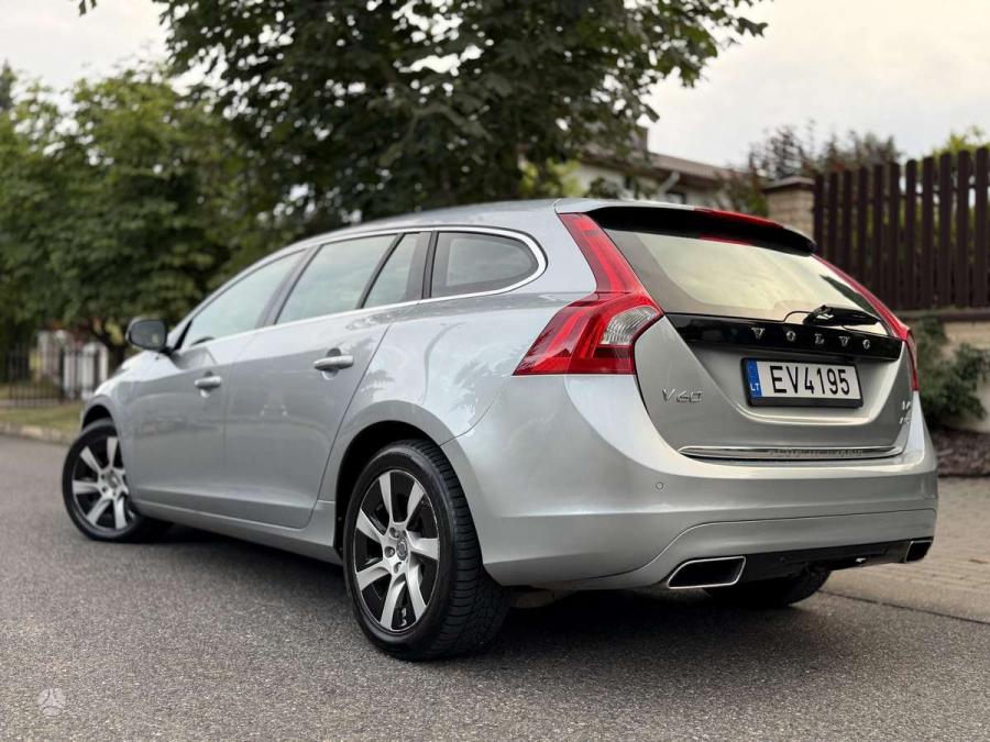Pelēks Volvo V60 2016 Viļņa, ar dzinēja tilpumu 2.40 L un nobraukumu 270 tūkst. km par 6450 €, foto 1 vietnē AUTOMOTO.COM.LV