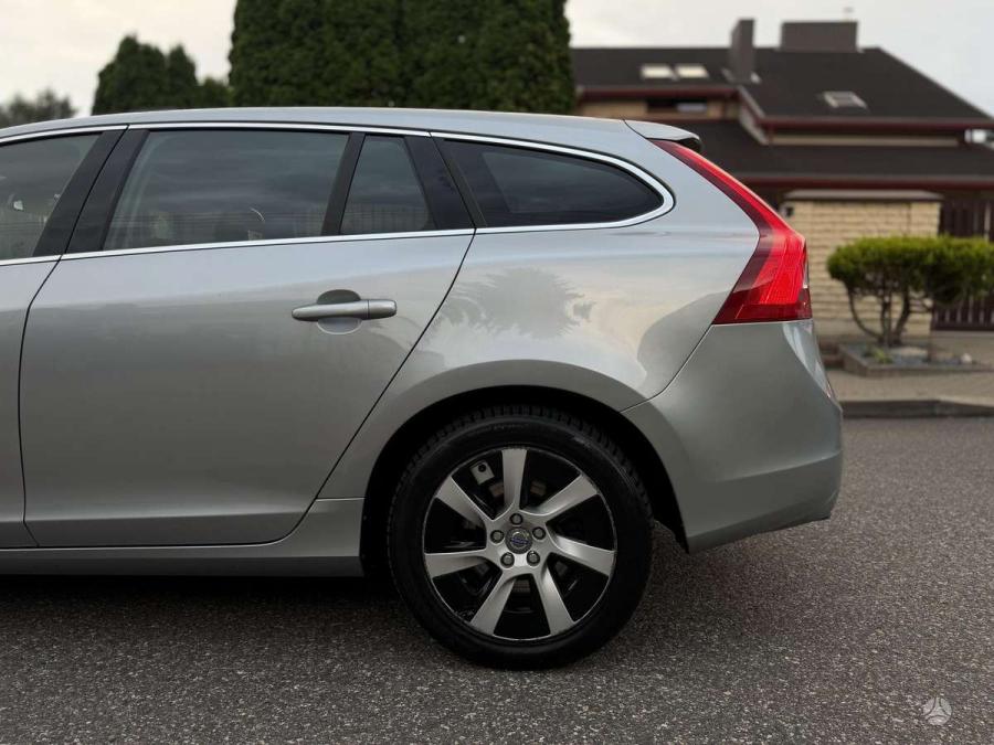 Pelēks Volvo V60 2016 Viļņa, ar dzinēja tilpumu 2.40 L un nobraukumu 270 tūkst. km par 6450 €, foto 12 vietnē AUTOMOTO.COM.LV