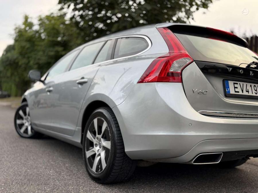 Pelēks Volvo V60 2016 Viļņa, ar dzinēja tilpumu 2.40 L un nobraukumu 270 tūkst. km par 6450 €, foto 17 vietnē AUTOMOTO.COM.LV