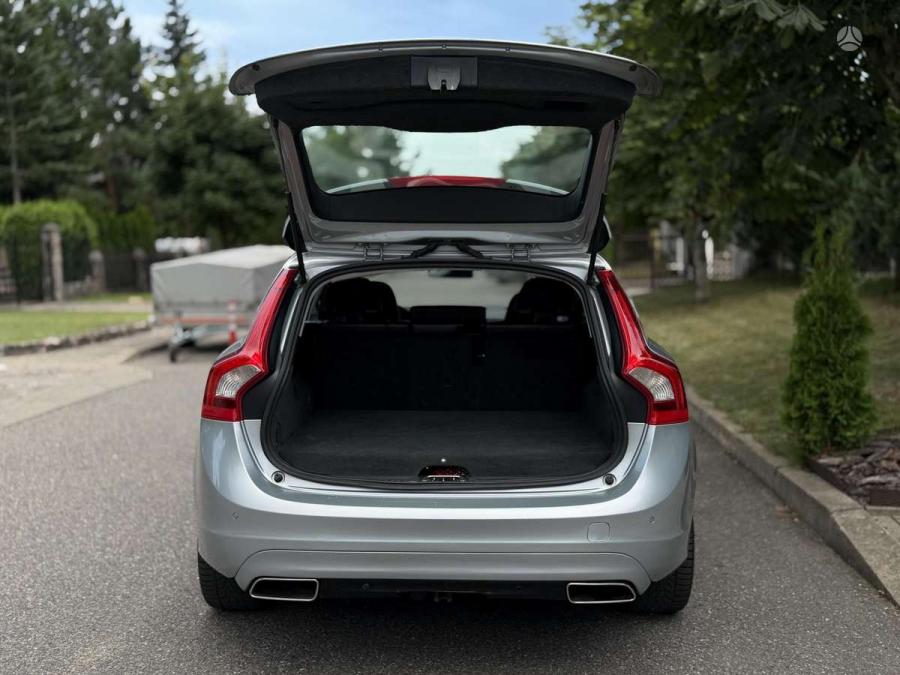 Pelēks Volvo V60 2016 Viļņa, ar dzinēja tilpumu 2.40 L un nobraukumu 270 tūkst. km par 6450 €, foto 22 vietnē AUTOMOTO.COM.LV