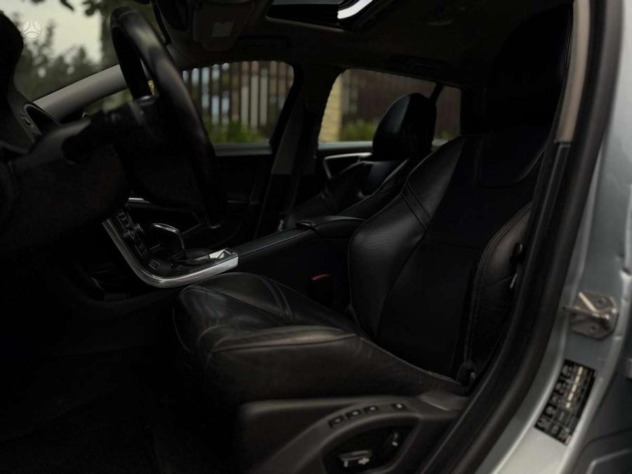 Pelēks Volvo V60 2016 Viļņa, ar dzinēja tilpumu 2.40 L un nobraukumu 270 tūkst. km par 6450 €, foto 38 vietnē AUTOMOTO.COM.LV