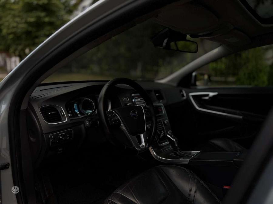 Pelēks Volvo V60 2016 Viļņa, ar dzinēja tilpumu 2.40 L un nobraukumu 270 tūkst. km par 6450 €, foto 40 vietnē AUTOMOTO.COM.LV