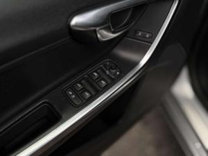 Pelēks Volvo V60 2016 Viļņa, ar dzinēja tilpumu 2.40 L un nobraukumu 270 tūkst. km par 6450 €, foto 41 vietnē AUTOMOTO.COM.LV