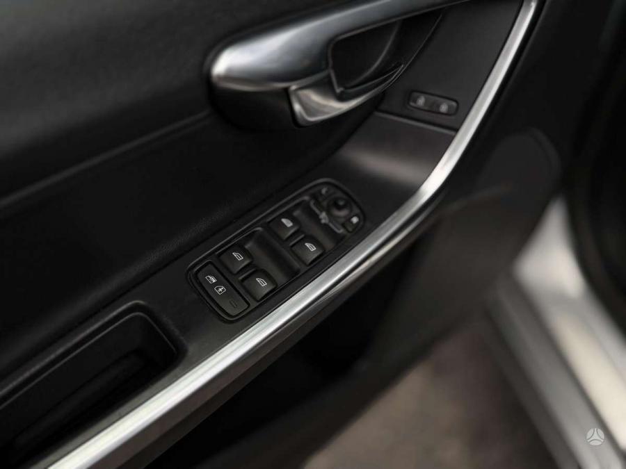 Pelēks Volvo V60 2016 Viļņa, ar dzinēja tilpumu 2.40 L un nobraukumu 270 tūkst. km par 6450 €, foto 41 vietnē AUTOMOTO.COM.LV