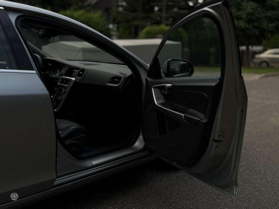 Pelēks Volvo V60 2016 Viļņa, ar dzinēja tilpumu 2.40 L un nobraukumu 270 tūkst. km par 6450 €, foto 43 vietnē AUTOMOTO.COM.LV