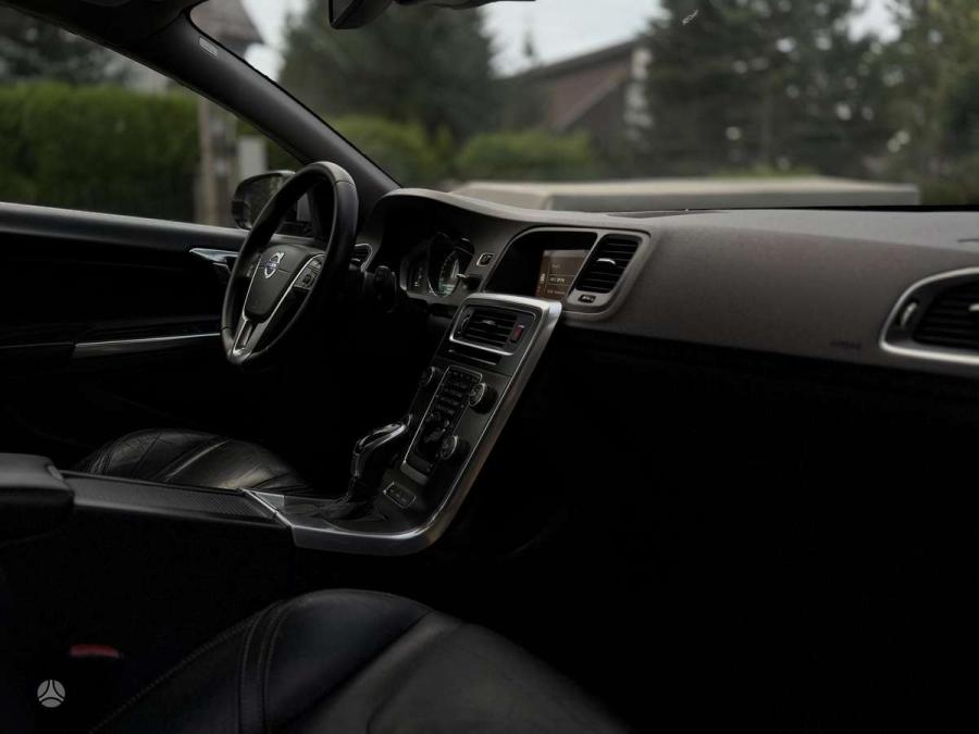 Pelēks Volvo V60 2016 Viļņa, ar dzinēja tilpumu 2.40 L un nobraukumu 270 tūkst. km par 6450 €, foto 45 vietnē AUTOMOTO.COM.LV