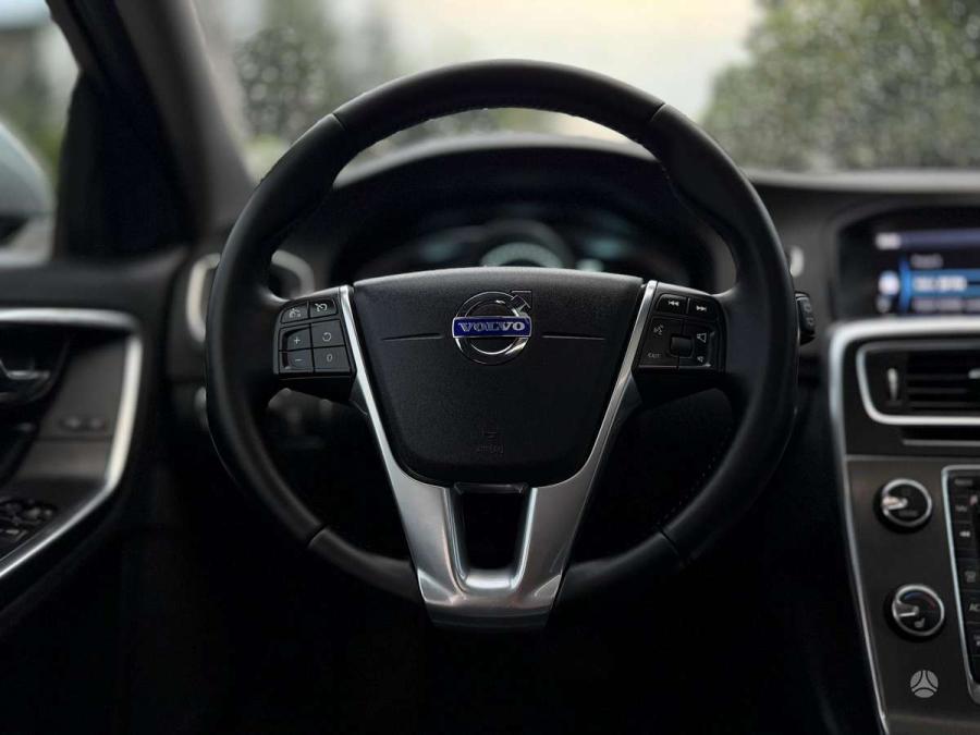 Pelēks Volvo V60 2016 Viļņa, ar dzinēja tilpumu 2.40 L un nobraukumu 270 tūkst. km par 6450 €, foto 54 vietnē AUTOMOTO.COM.LV