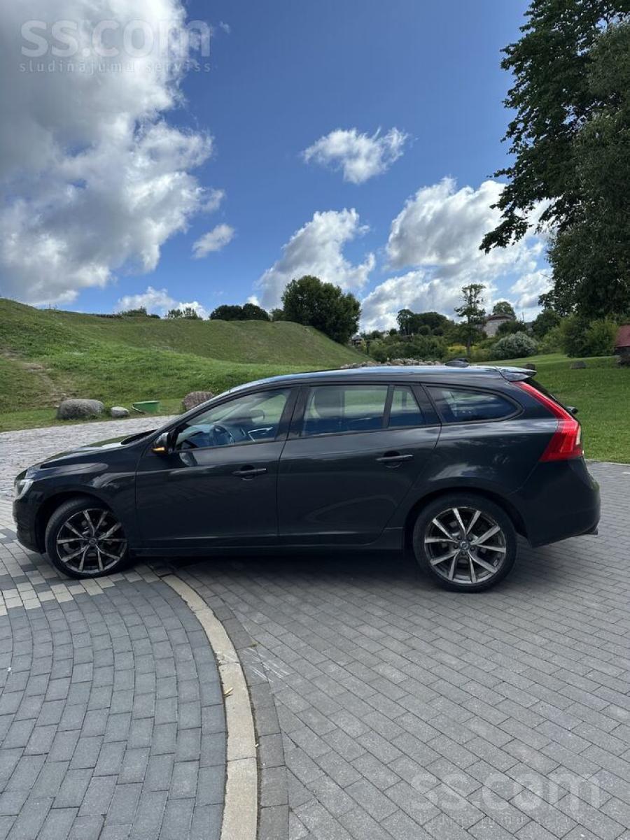 Grey Volvo V60 2016 in Riga, with an engine capacity of 2.00 L and mileage of 224 thousand km for 6500 €, photo 1 on AUTOMOTO.COM.LV