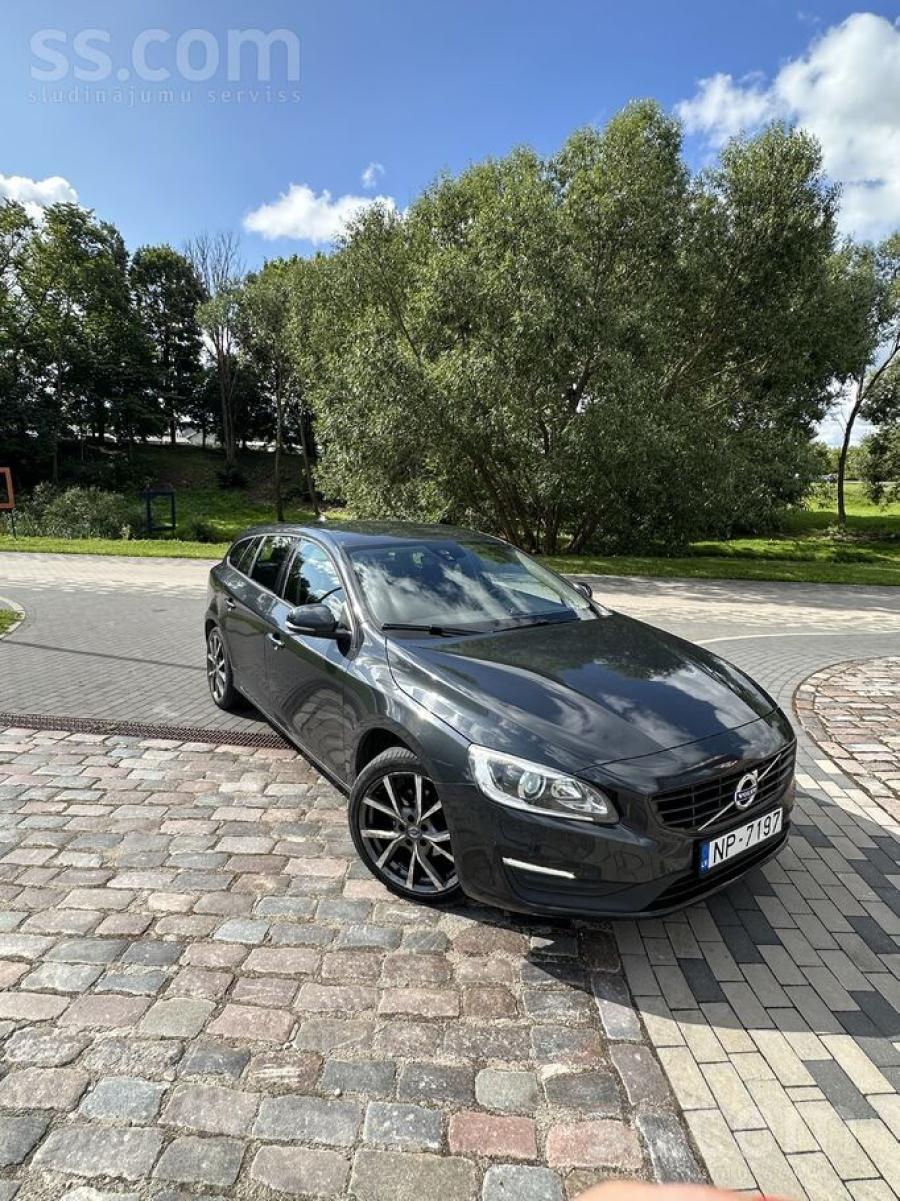 Grey Volvo V60 2016 in Riga, with an engine capacity of 2.00 L and mileage of 224 thousand km for 6500 €, photo 3 on AUTOMOTO.COM.LV