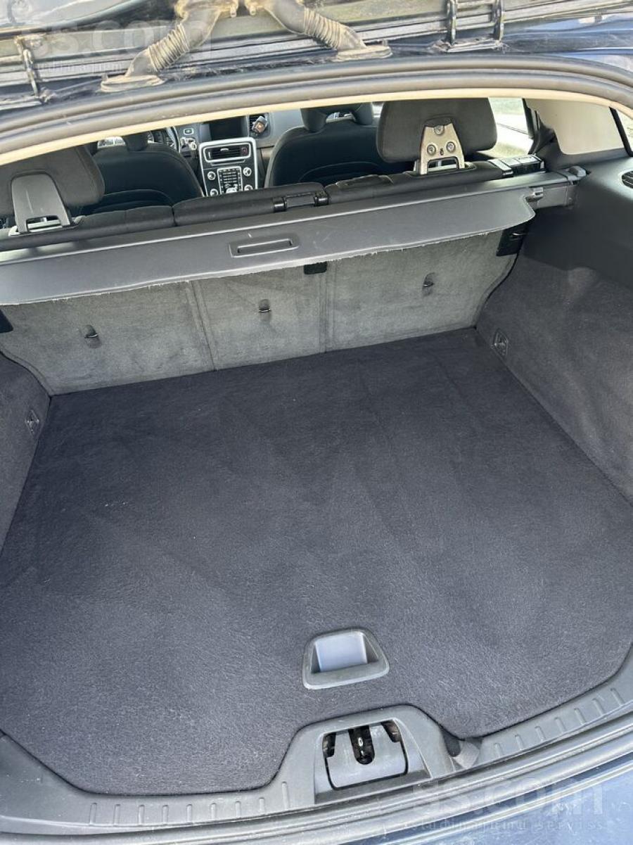Grey Volvo V60 2016 in Riga, with an engine capacity of 2.00 L and mileage of 224 thousand km for 6500 €, photo 7 on AUTOMOTO.COM.LV