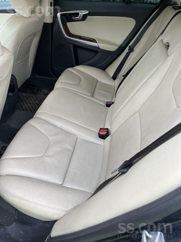 Pelēks Volvo V60 2016 Talsi, ar dzinēja tilpumu 2.00 L un nobraukumu 266 tūkst. km par 6700 €, foto 3 vietnē AUTOMOTO.COM.LV