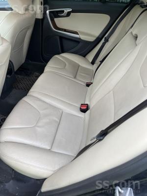 Pelēks Volvo V60 2016 Talsi, ar dzinēja tilpumu 2.00 L un nobraukumu 266 tūkst. km par 6700 €, foto 4 vietnē AUTOMOTO.COM.LV