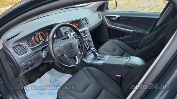 Pelēks Volvo V60 2016 Tallina, ar dzinēja tilpumu 2.00 L un nobraukumu 185 tūkst. km par 8590 €, foto 10 vietnē AUTOMOTO.COM.LV