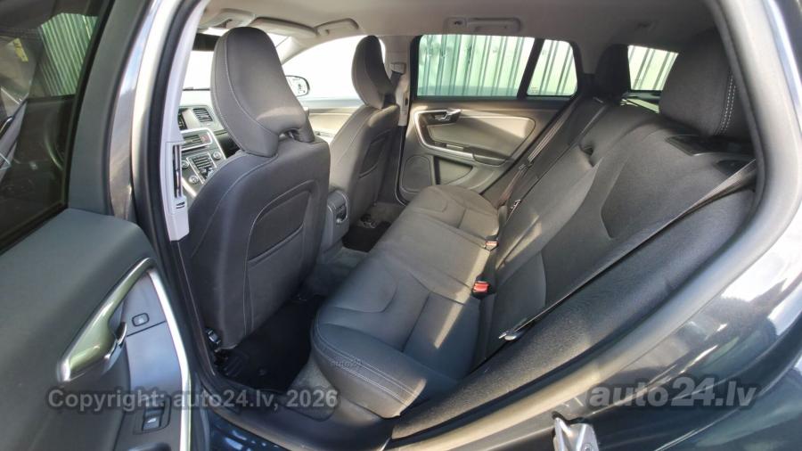 Pelēks Volvo V60 2016 Tallina, ar dzinēja tilpumu 2.00 L un nobraukumu 185 tūkst. km par 8590 €, foto 14 vietnē AUTOMOTO.COM.LV