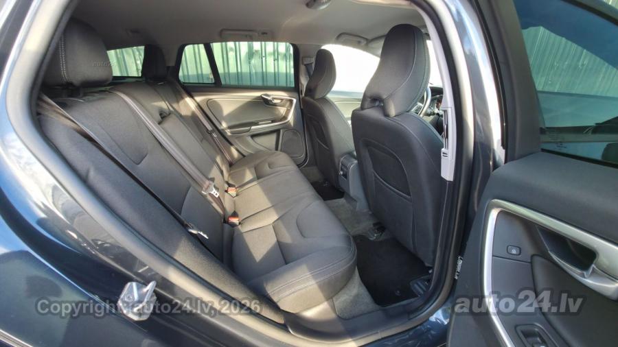 Pelēks Volvo V60 2016 Tallina, ar dzinēja tilpumu 2.00 L un nobraukumu 185 tūkst. km par 8590 €, foto 15 vietnē AUTOMOTO.COM.LV
