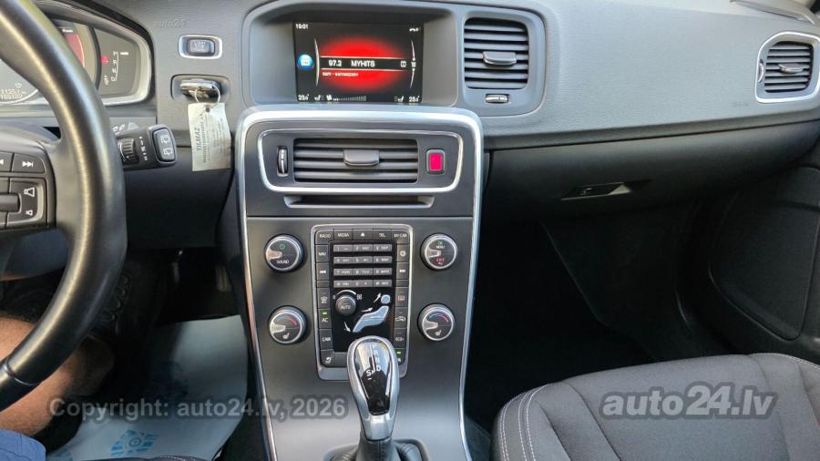 Pelēks Volvo V60 2016 Tallina, ar dzinēja tilpumu 2.00 L un nobraukumu 185 tūkst. km par 8590 €, foto 17 vietnē AUTOMOTO.COM.LV