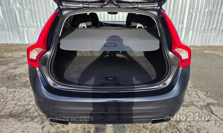 Pelēks Volvo V60 2016 Tallina, ar dzinēja tilpumu 2.00 L un nobraukumu 185 tūkst. km par 8590 €, foto 28 vietnē AUTOMOTO.COM.LV