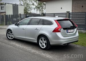 Pelēks Volvo V60 2016 Jelgava, ar dzinēja tilpumu 2.40 L un nobraukumu 217 tūkst. km par 9800 €, foto 4 vietnē AUTOMOTO.COM.LV