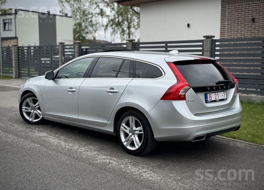Pelēks Volvo V60 2016 Jelgava, ar dzinēja tilpumu 2.40 L un nobraukumu 217 tūkst. km par 9800 €, foto 4 vietnē AUTOMOTO.COM.LV