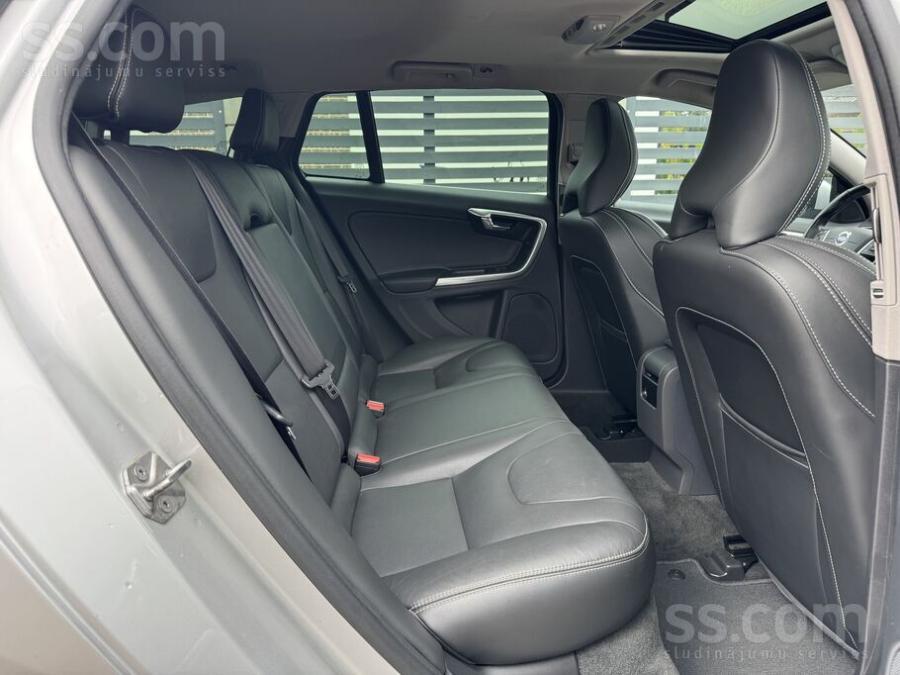 Pelēks Volvo V60 2016 Jelgava, ar dzinēja tilpumu 2.40 L un nobraukumu 217 tūkst. km par 9800 €, foto 14 vietnē AUTOMOTO.COM.LV