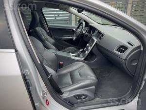 Pelēks Volvo V60 2016 Jelgava, ar dzinēja tilpumu 2.40 L un nobraukumu 217 tūkst. km par 9800 €, foto 15 vietnē AUTOMOTO.COM.LV