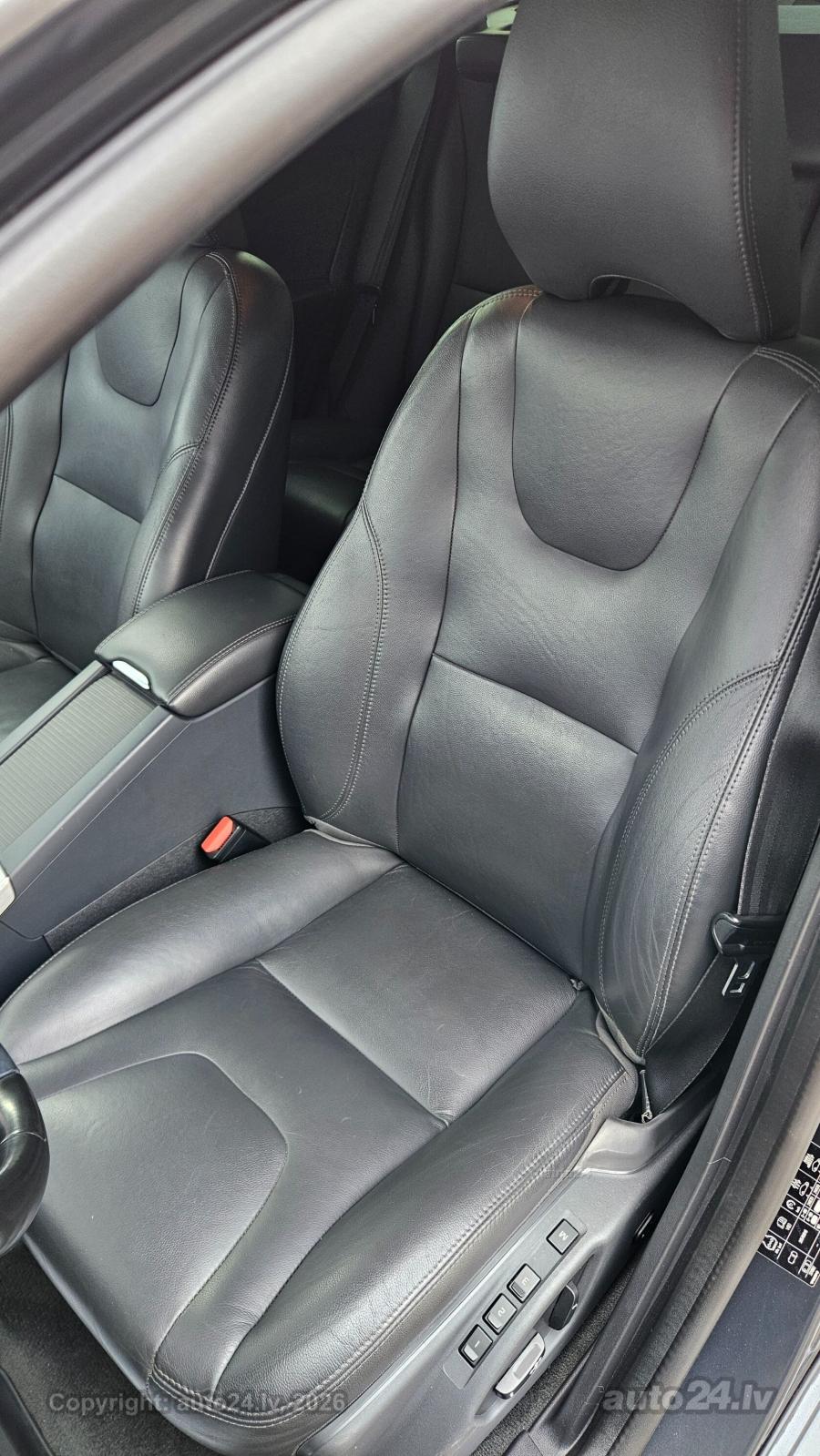 Grey Volvo V60 2016 in Tallinn, with an engine capacity of 2.00 L and mileage of 216 thousand km for 9290 €, photo 11 on AUTOMOTO.COM.LV