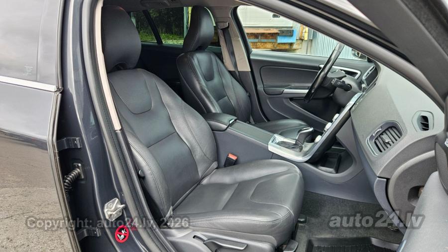 Pelēks Volvo V60 2016 Tallina, ar dzinēja tilpumu 2.00 L un nobraukumu 216 tūkst. km par 9290 €, foto 12 vietnē AUTOMOTO.COM.LV
