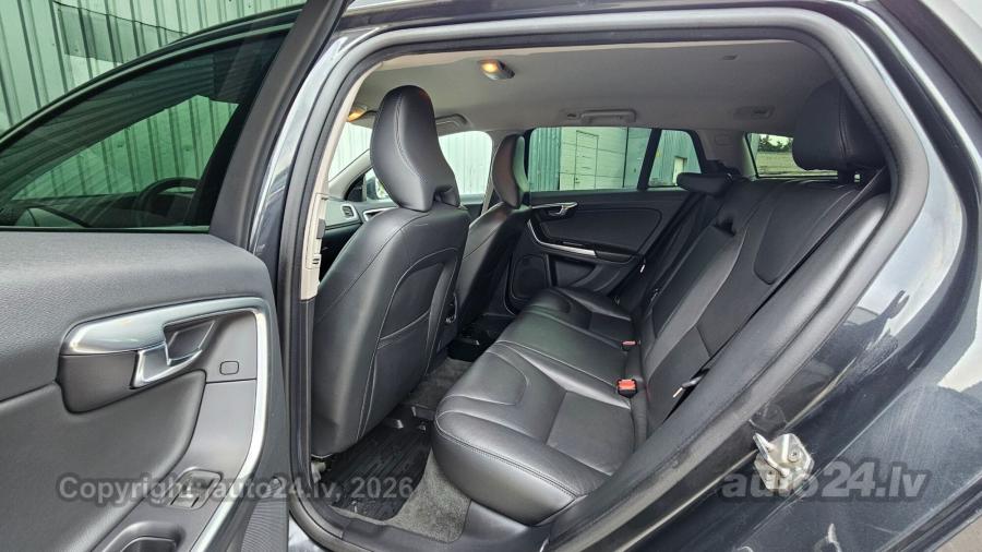 Pelēks Volvo V60 2016 Tallina, ar dzinēja tilpumu 2.00 L un nobraukumu 216 tūkst. km par 9290 €, foto 14 vietnē AUTOMOTO.COM.LV