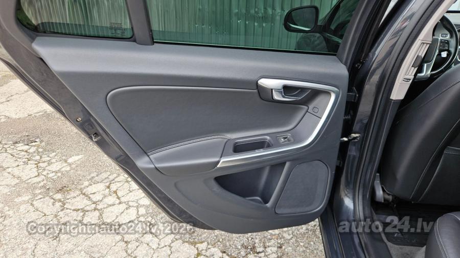 Pelēks Volvo V60 2016 Tallina, ar dzinēja tilpumu 2.00 L un nobraukumu 216 tūkst. km par 9290 €, foto 27 vietnē AUTOMOTO.COM.LV