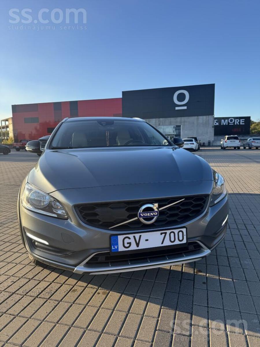 Pelēks Volvo V60 2016 Rīga, ar dzinēja tilpumu 2.00 L un nobraukumu 270 tūkst. km par 9600 €, foto 1 vietnē AUTOMOTO.COM.LV