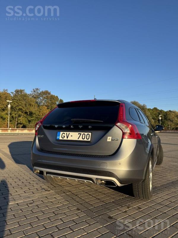 Pelēks Volvo V60 2016 Rīga, ar dzinēja tilpumu 2.00 L un nobraukumu 270 tūkst. km par 9600 €, foto 5 vietnē AUTOMOTO.COM.LV