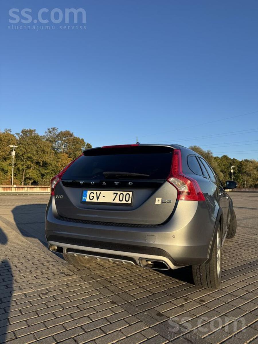 Pelēks Volvo V60 2016 Rīga, ar dzinēja tilpumu 2.00 L un nobraukumu 270 tūkst. km par 9600 €, foto 5 vietnē AUTOMOTO.COM.LV