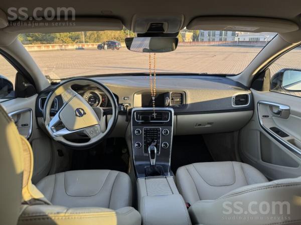 Pelēks Volvo V60 2016 Rīga, ar dzinēja tilpumu 2.00 L un nobraukumu 270 tūkst. km par 9600 €, foto 6 vietnē AUTOMOTO.COM.LV