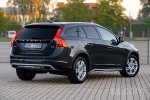 Grey Volvo V60 2016 in Jelgava, with an engine capacity of 2.00 L and mileage of 0 thousand km for 10999 €, photo 5 on AUTOMOTO.COM.LV