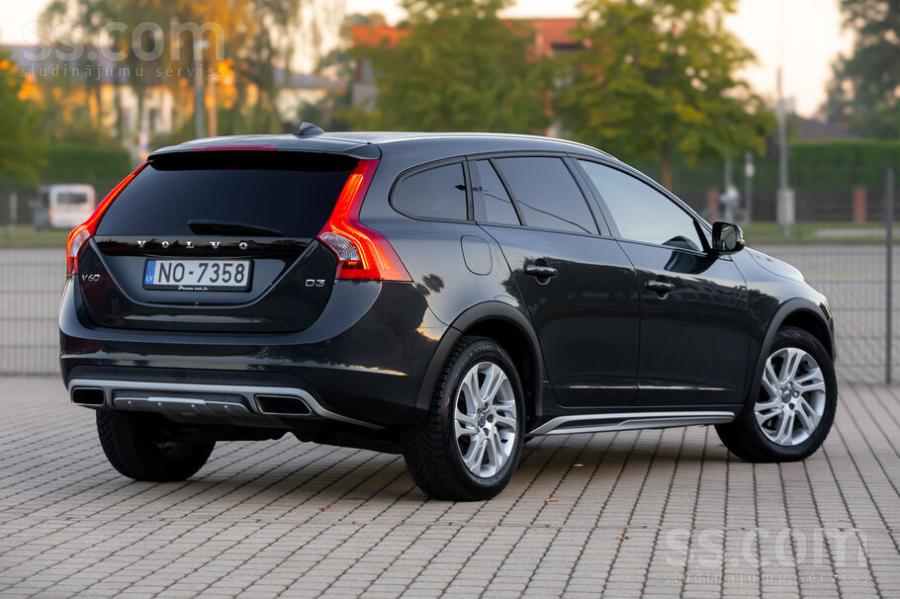 Grey Volvo V60 2016 in Jelgava, with an engine capacity of 2.00 L and mileage of 0 thousand km for 10999 €, photo 5 on AUTOMOTO.COM.LV