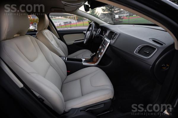 Pelēks Volvo V60 2016 Jelgava, ar dzinēja tilpumu 2.00 L un nobraukumu 0 tūkst. km par 10999 €, foto 8 vietnē AUTOMOTO.COM.LV