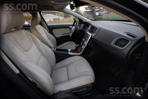 Grey Volvo V60 2016 in Jelgava, with an engine capacity of 2.00 L and mileage of 0 thousand km for 10999 €, photo 8 on AUTOMOTO.COM.LV