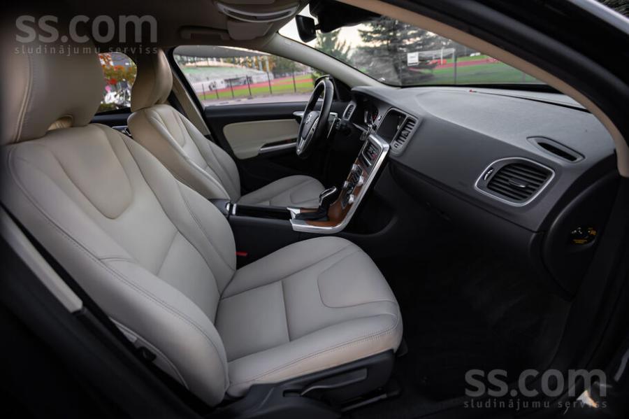 Grey Volvo V60 2016 in Jelgava, with an engine capacity of 2.00 L and mileage of 0 thousand km for 10999 €, photo 8 on AUTOMOTO.COM.LV