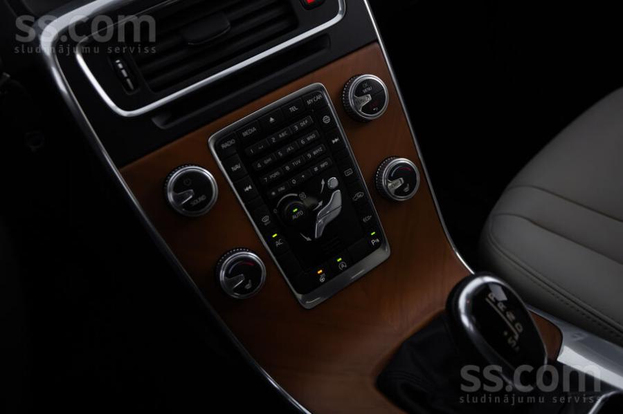 Grey Volvo V60 2016 in Jelgava, with an engine capacity of 2.00 L and mileage of 0 thousand km for 10999 €, photo 16 on AUTOMOTO.COM.LV