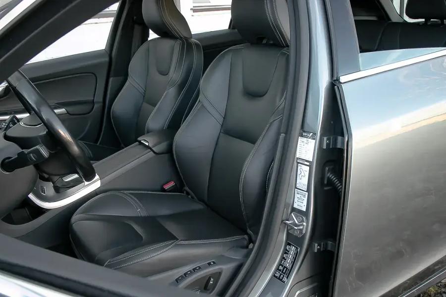 Grey Volvo V60 2016 in Tukums, with an engine capacity of 2.40 L and mileage of 132 thousand km for 14990 €, photo 4 on AUTOMOTO.COM.LV