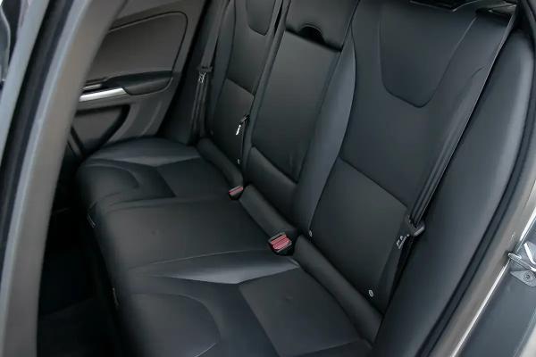 Volvo V60 2016 in Tukums on AUTOMOTO.COM.LV Grey Volvo V60 2016 in Tukums, with an engine capacity of 2.40 L and mileage of 132 thousand km for 14990 β¬, photo 6 on AUTOMOTO.COM.LV