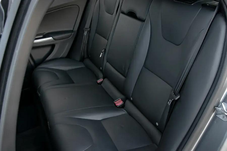 Grey Volvo V60 2016 in Tukums, with an engine capacity of 2.40 L and mileage of 132 thousand km for 14990 €, photo 6 on AUTOMOTO.COM.LV