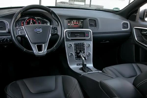 Volvo V60 2016 in Tukums on AUTOMOTO.COM.LV Grey Volvo V60 2016 in Tukums, with an engine capacity of 2.40 L and mileage of 132 thousand km for 14990 β¬, photo 10 on AUTOMOTO.COM.LV